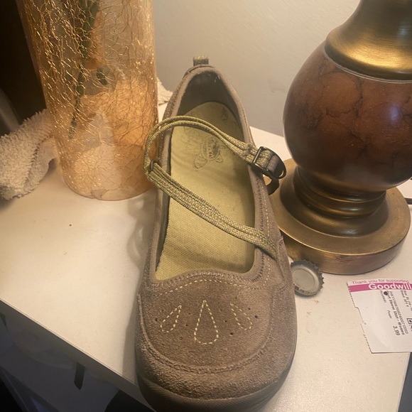 Chaco | Shoes | Chaco Tan Flats With Strap Closure And Comfortable Sole ...